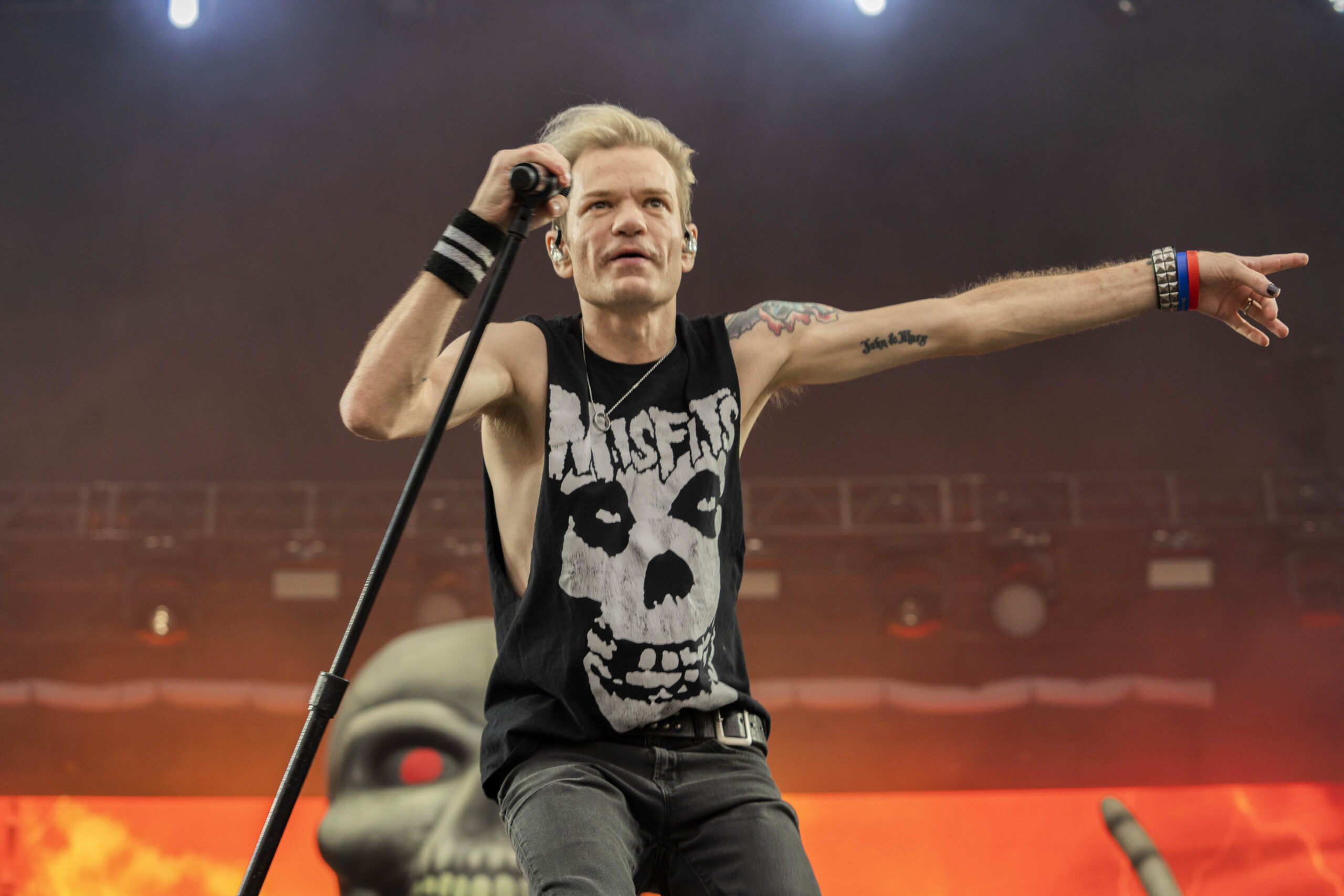 Sum 41's Deryck Whibley released from hospital after heart failure ...