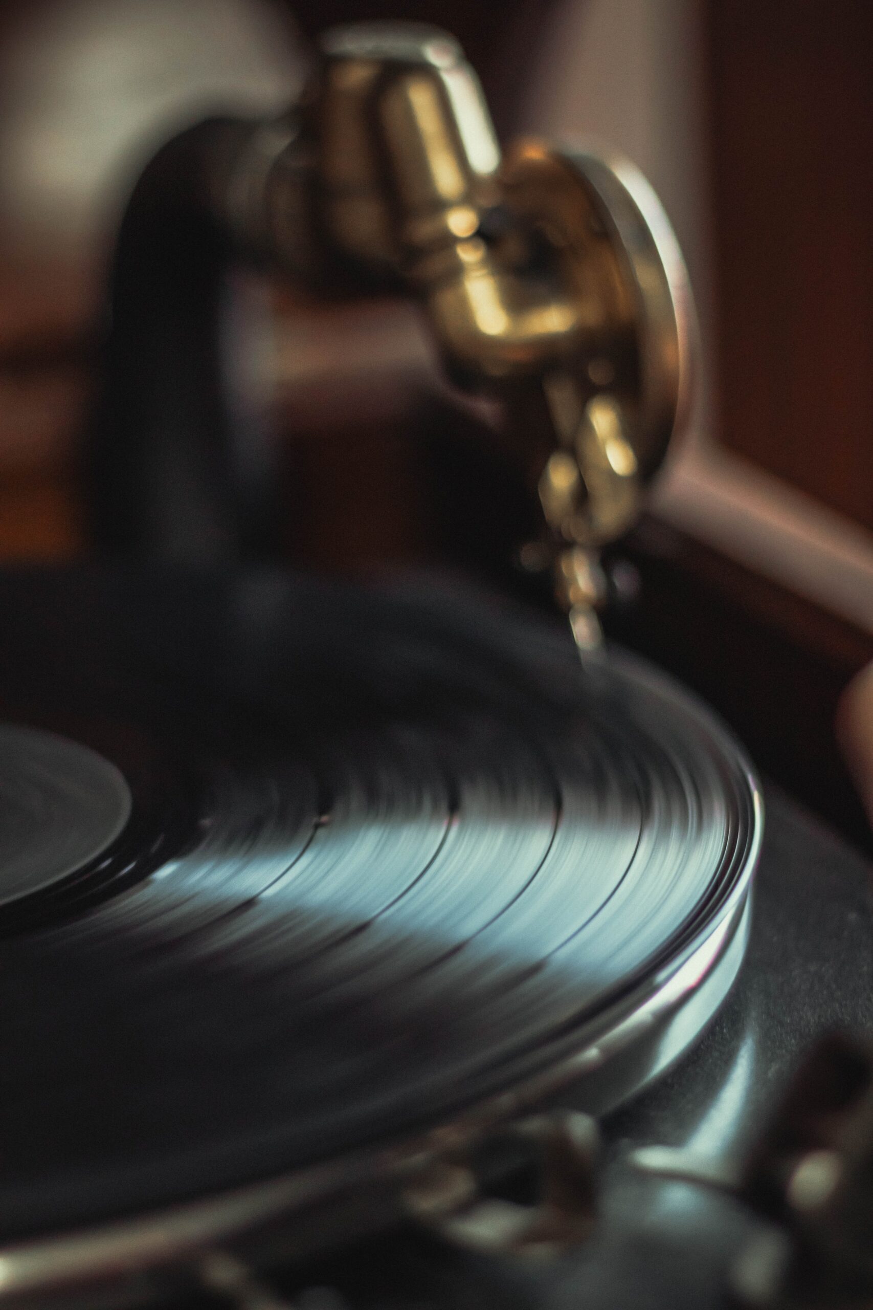 Cool! A 100-year-old song played on a 100-year-old gramophone