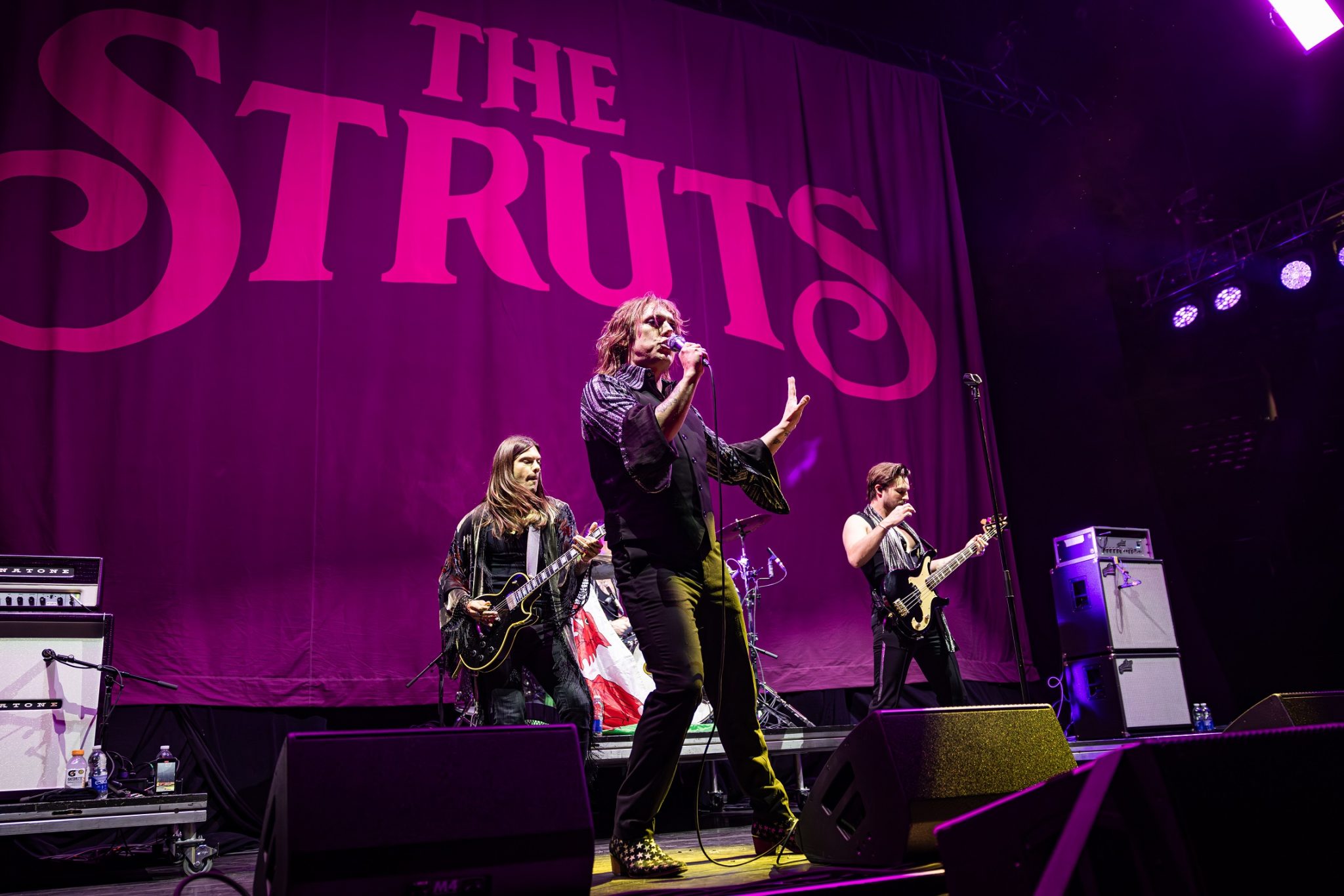 Review and photos: Queens of the Stone Age and The Struts | Alan Cross